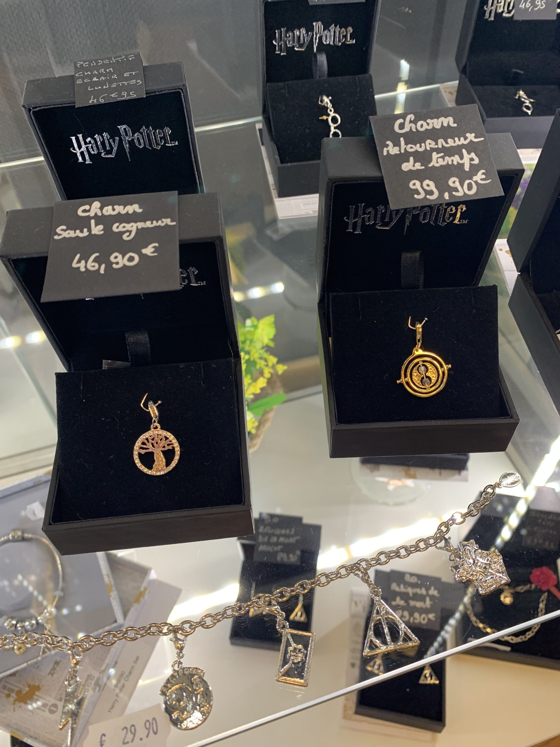Quels produits dérivés d'Harry Potter propose Au Comptoir des Sorciers ...
